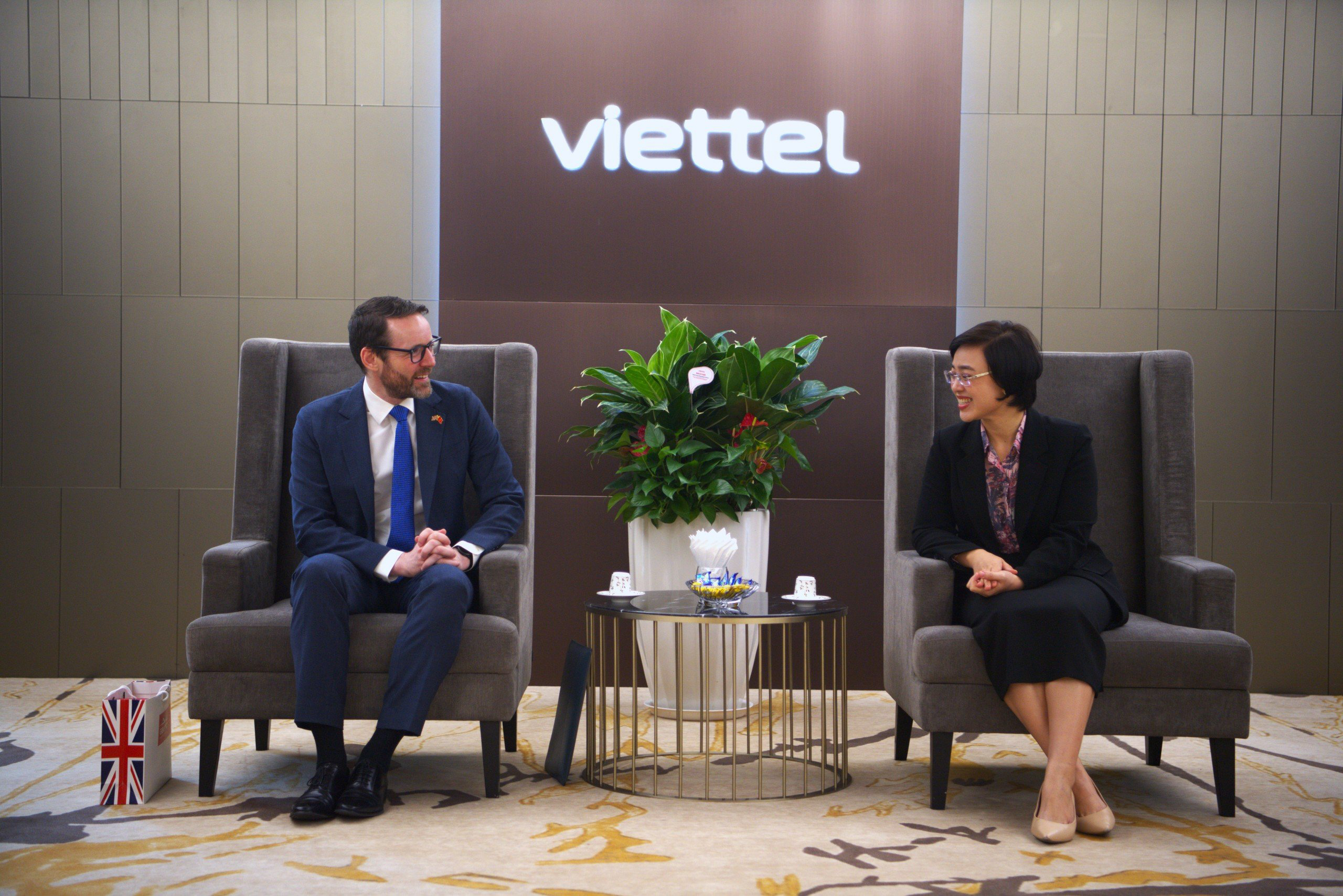 Vương quốc Anh tìm cơ hội hợp tác với Viettel